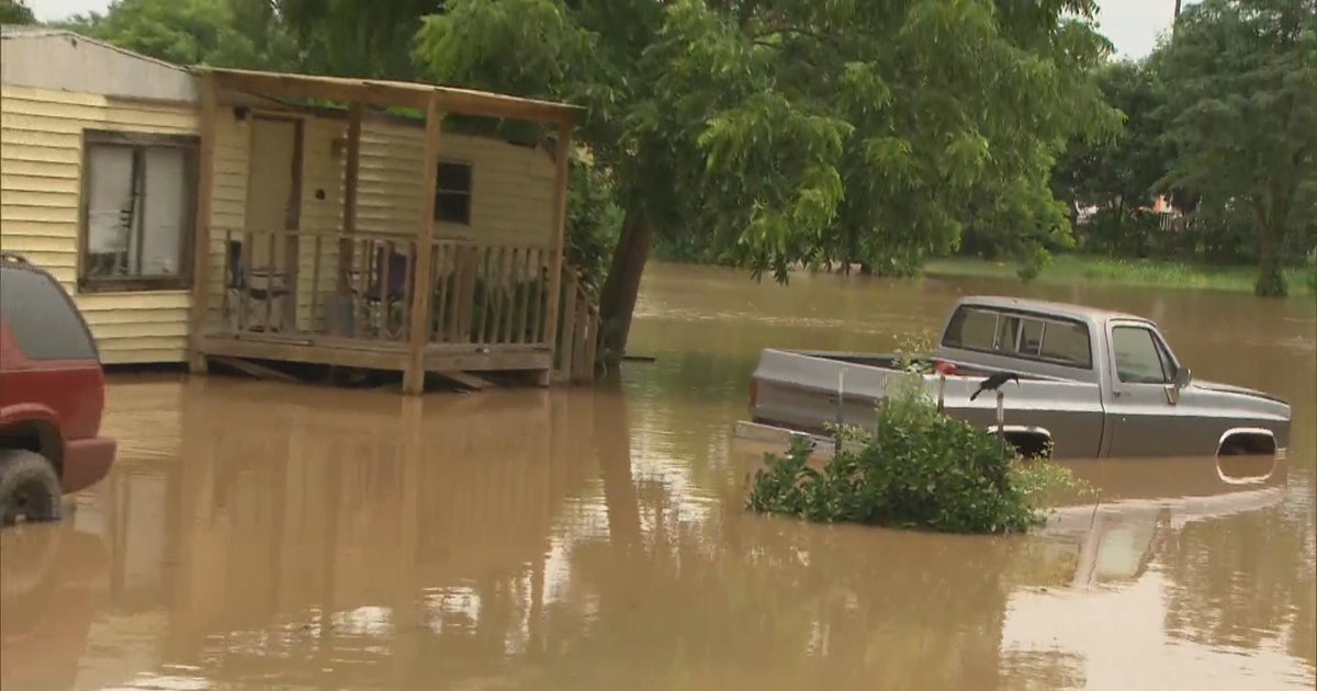Amid Deadly Floods Texas Brazos River Crests At Record 54 Feet Cbs News
