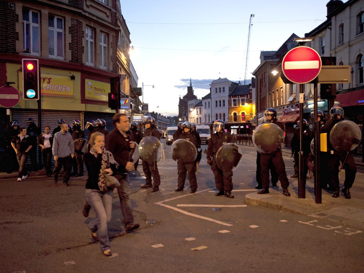London riots spread to second day - CBS News
