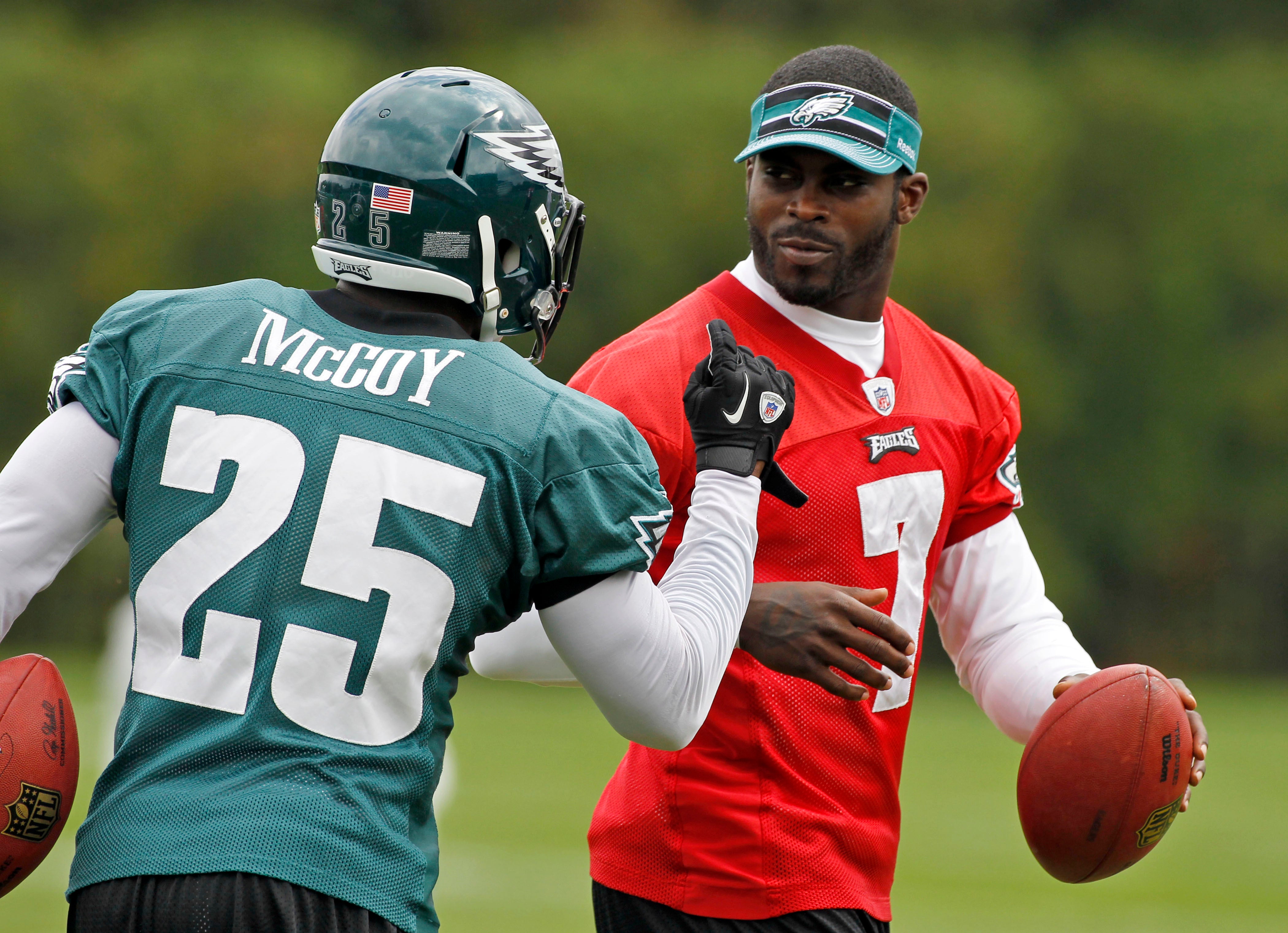 Michael Vick back at Eagles practice - CBS News