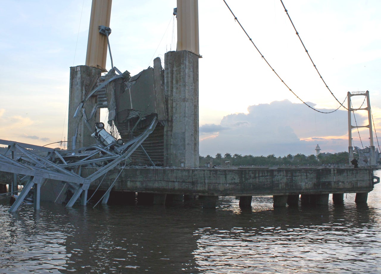 Bridge collapse in Indonesia kills 4 - CBS News