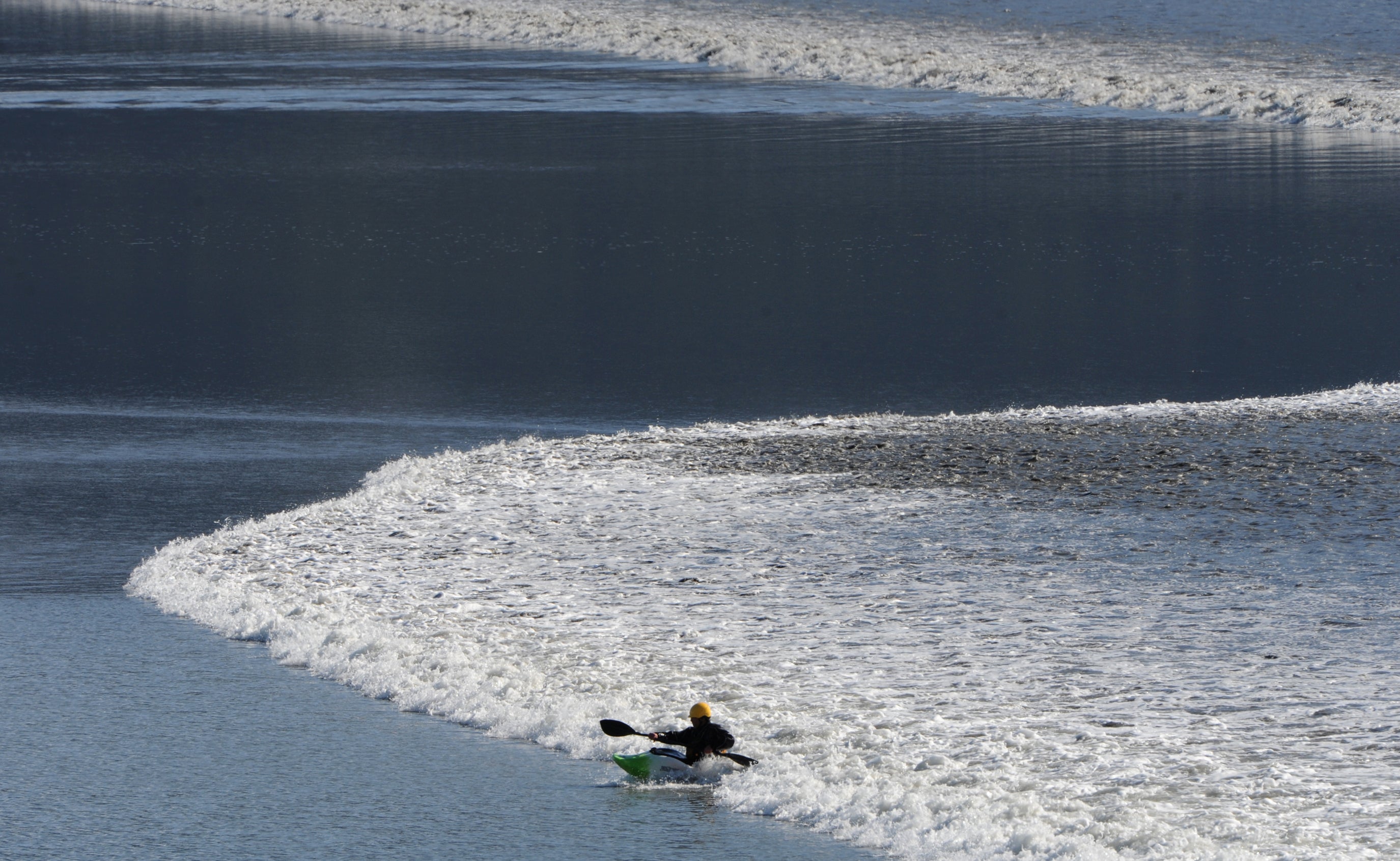 Summer's biggest bore tide draws Alaska surfers, kayakers - CBS News