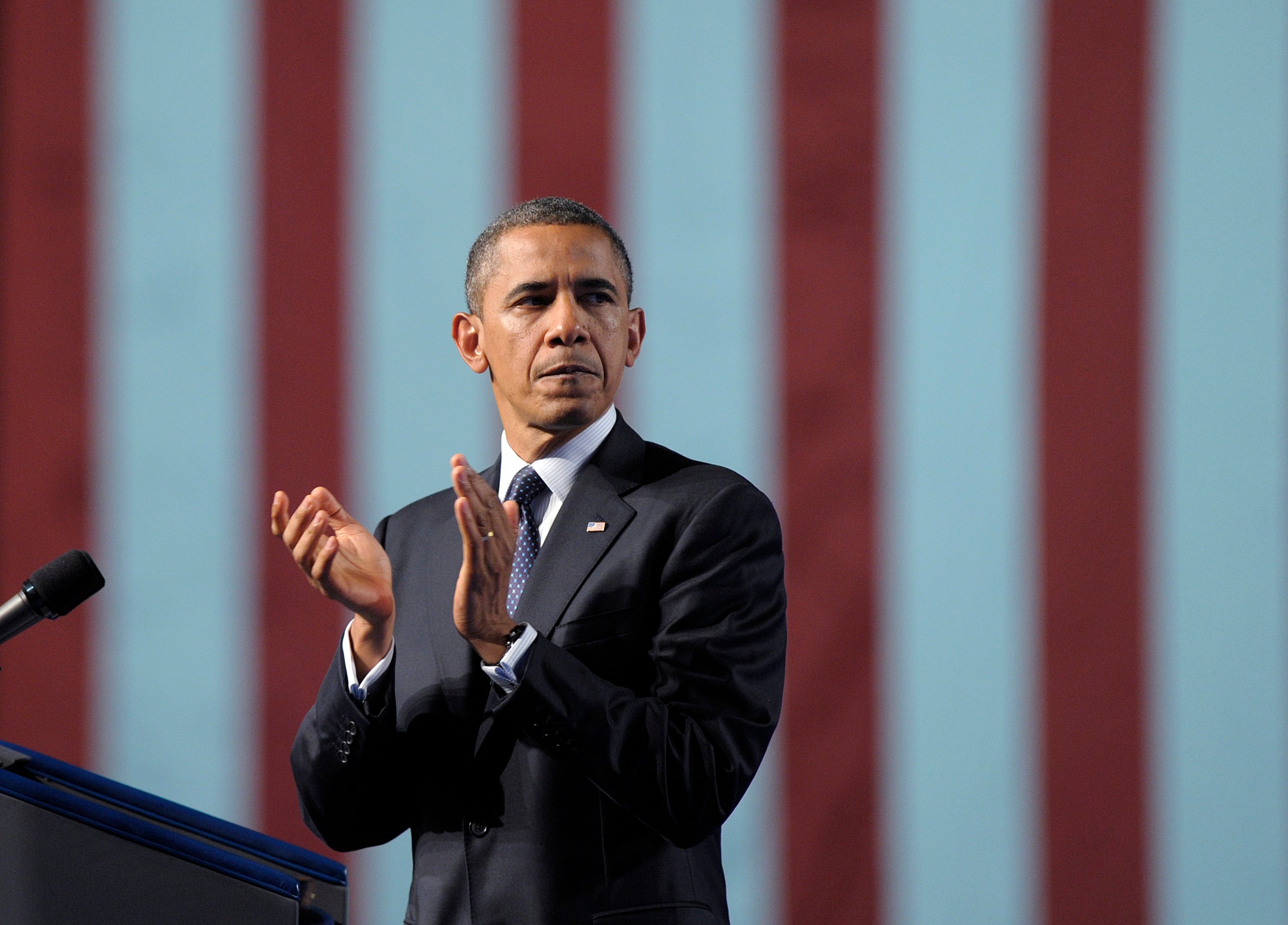 Obama reaches out to military personnel - CBS News