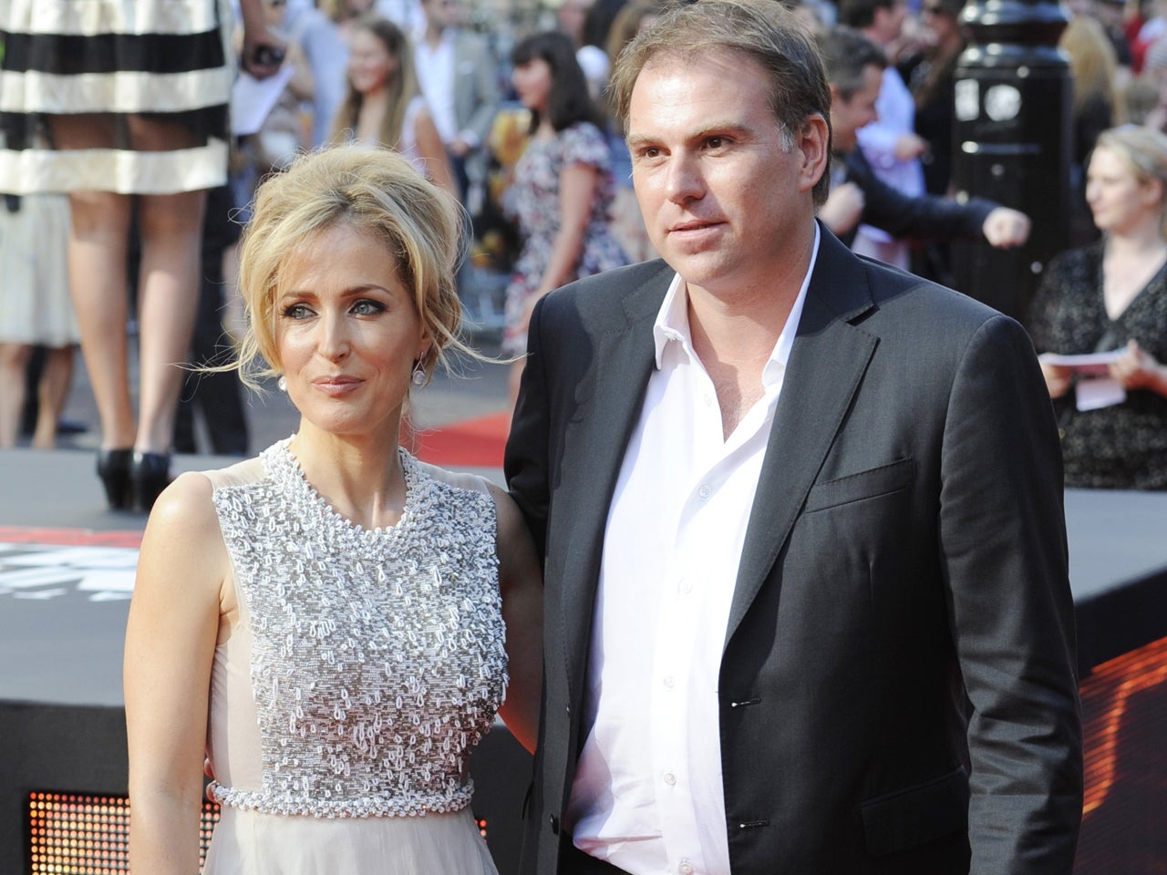 Gillian Anderson splits with longtime boyfriend - CBS News