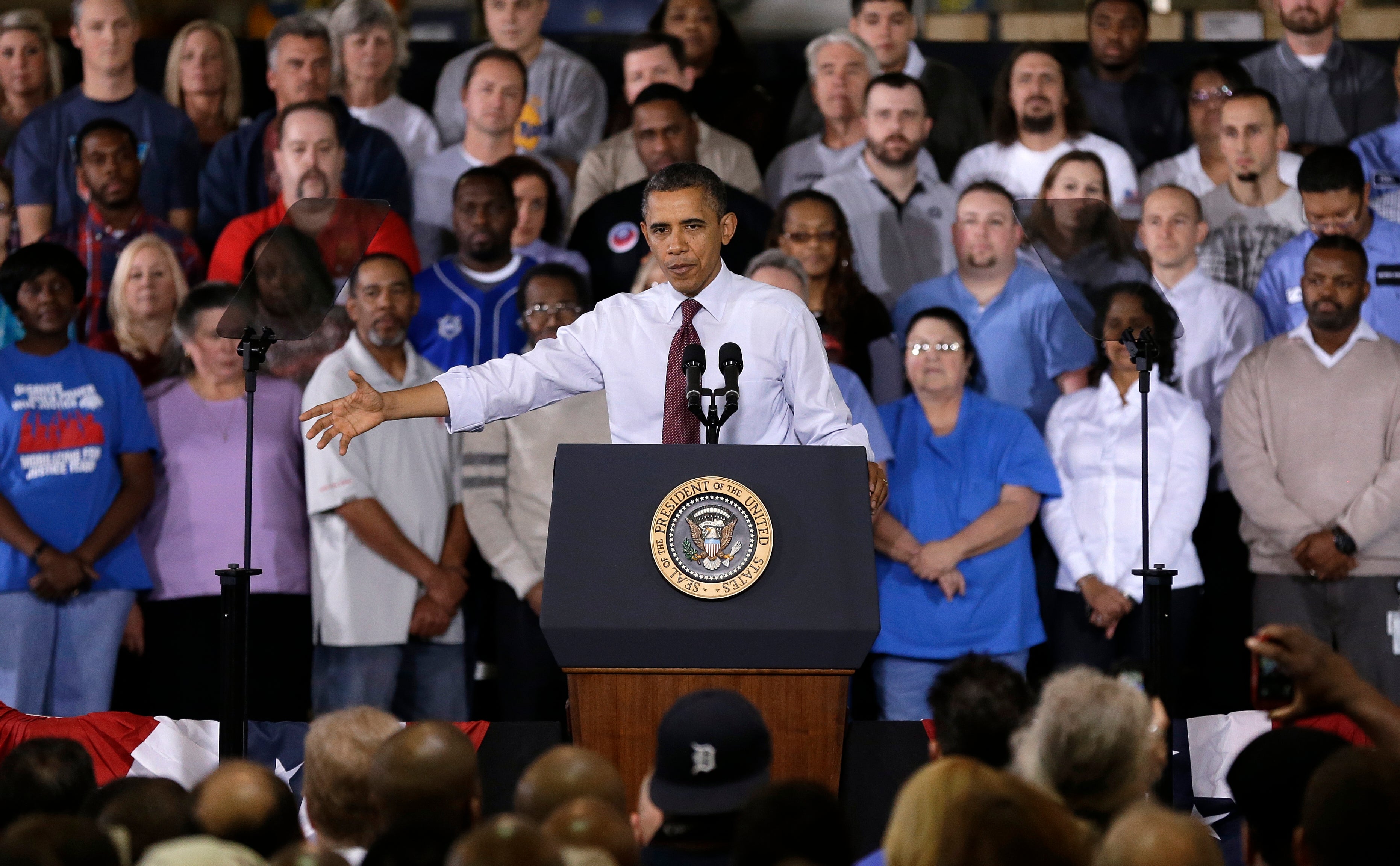Obama back on the road with "fiscal cliff" pitch - CBS News