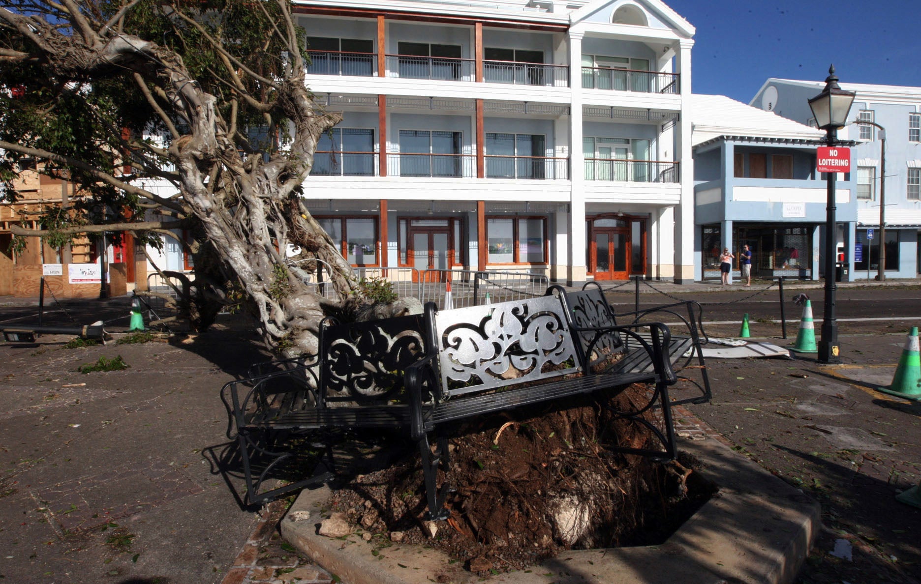 Battered Bermuda cleans up after Hurricane Gonzalo - CBS News