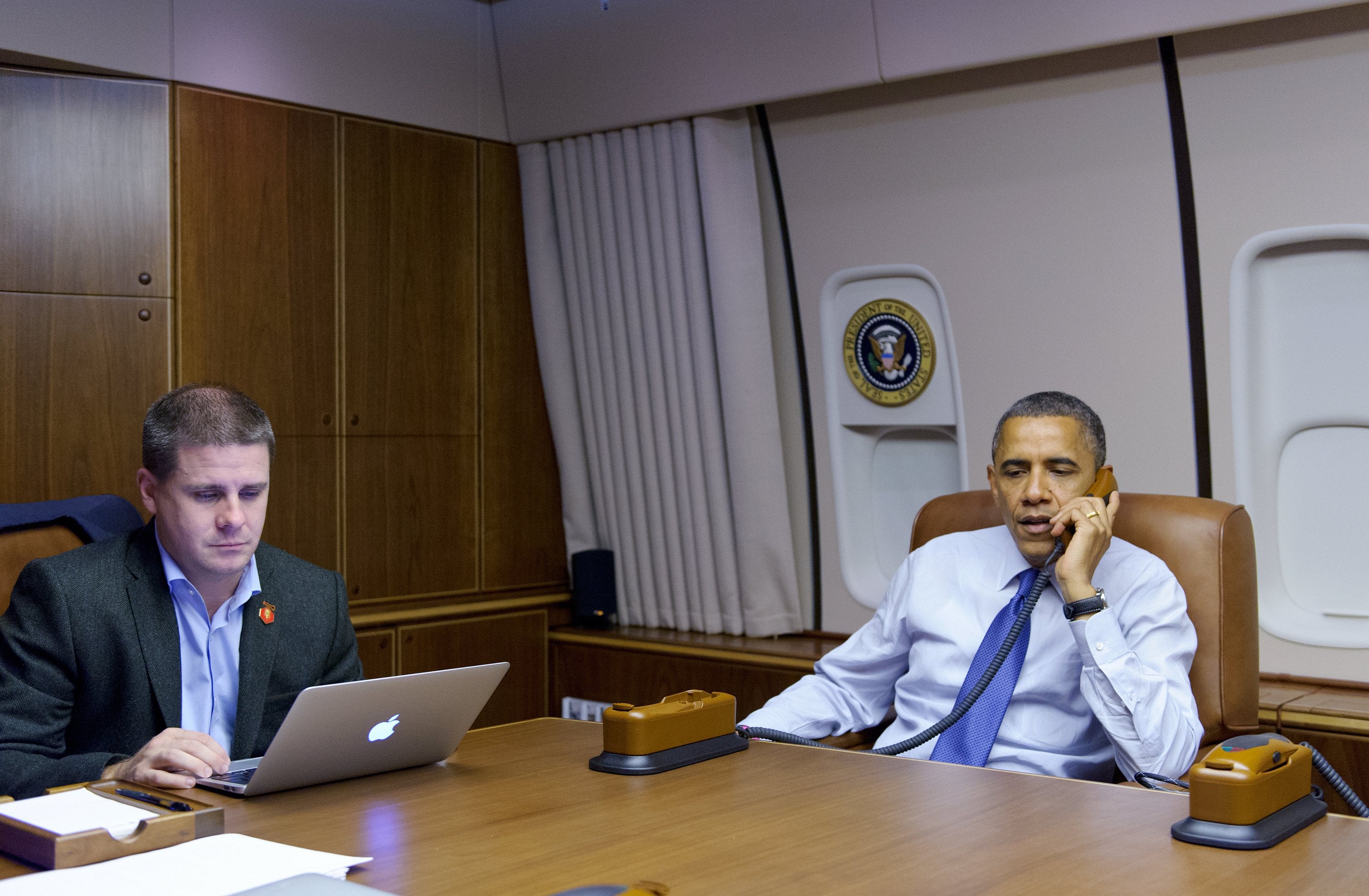 Two senior Obama aides to depart the White House - CBS News