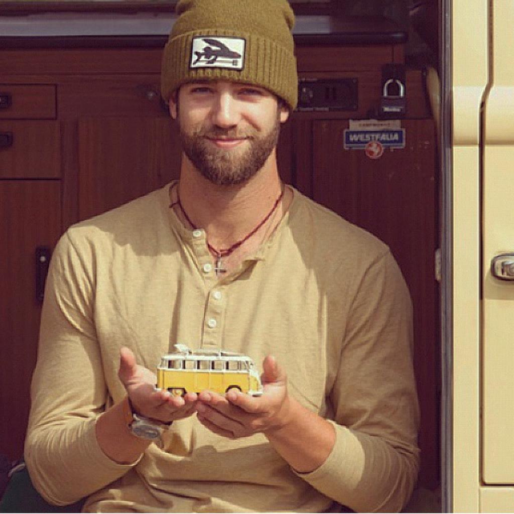 MLB player Daniel Norris lives in a van behind Florida Wal-Mart - CBS News