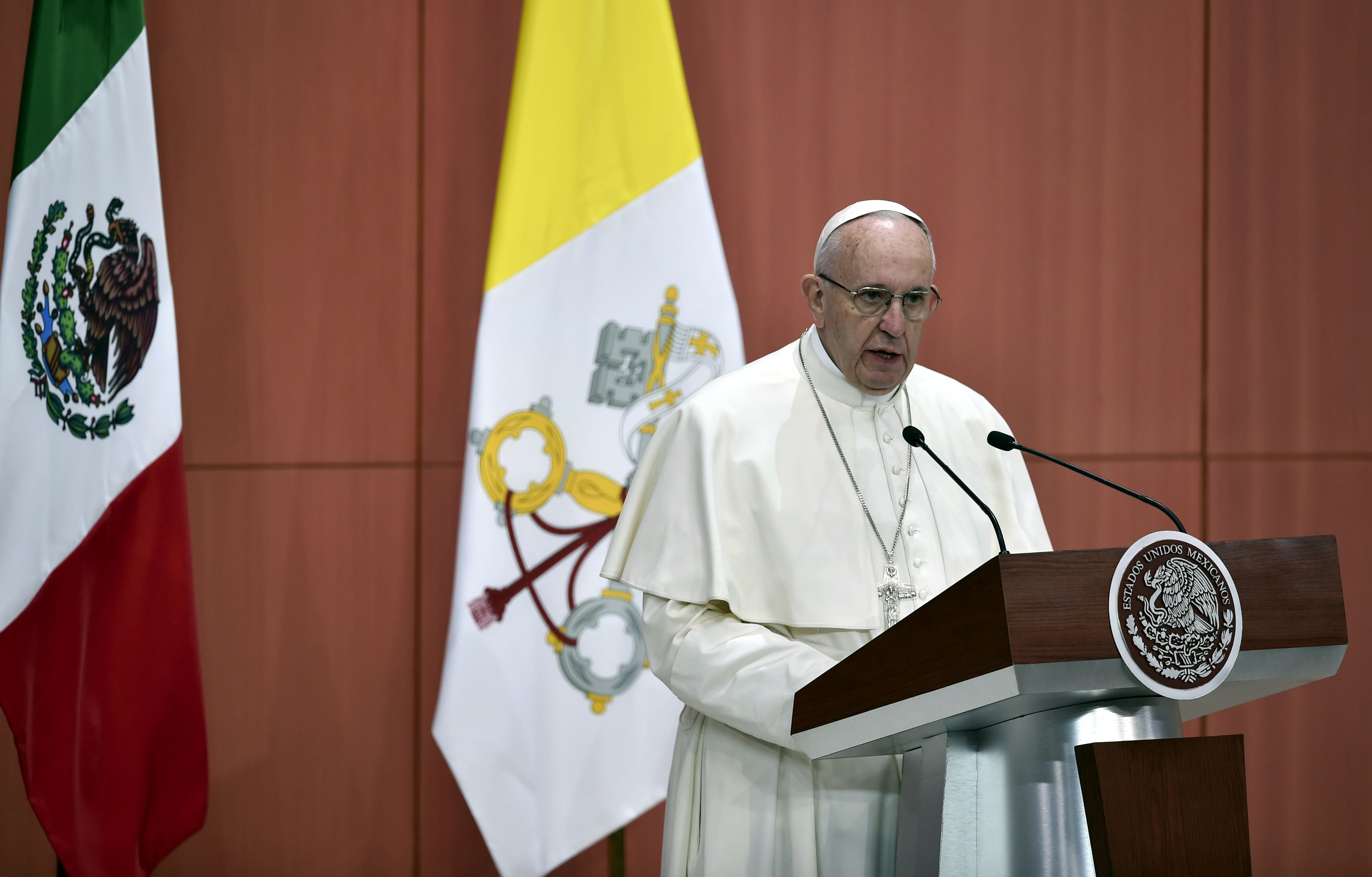 Pope Francis gives tough love to Mexico's political, church elite - CBS ...