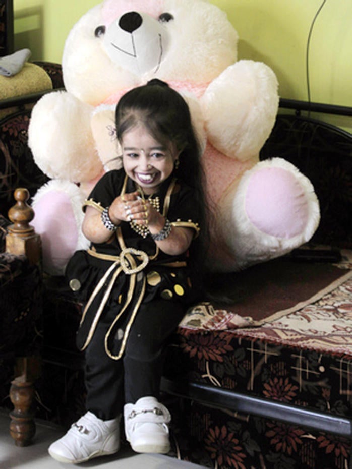 2-foot tall Indian woman named world's shortest - Photo 1 - CBS News