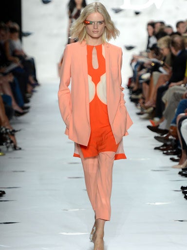 Models sport Google Glass on runway - CBS News