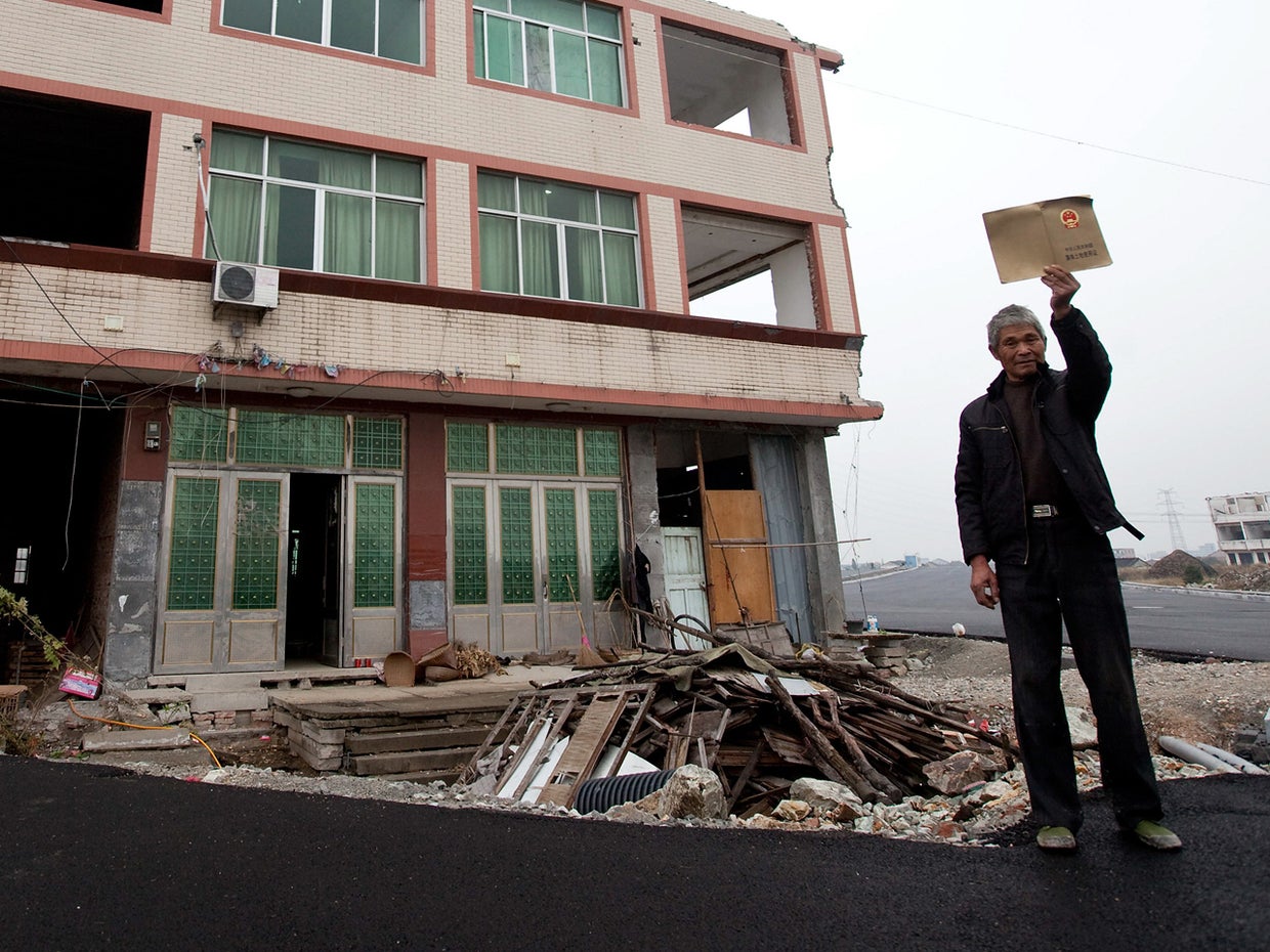 China builds road right around "nail house" as owner Luo Baogen refuses ...