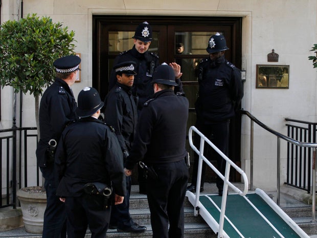 Prince William visits Kate at the hospital - CBS News