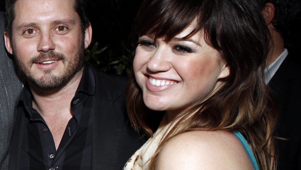 Kelly Clarkson is engaged - CBS News