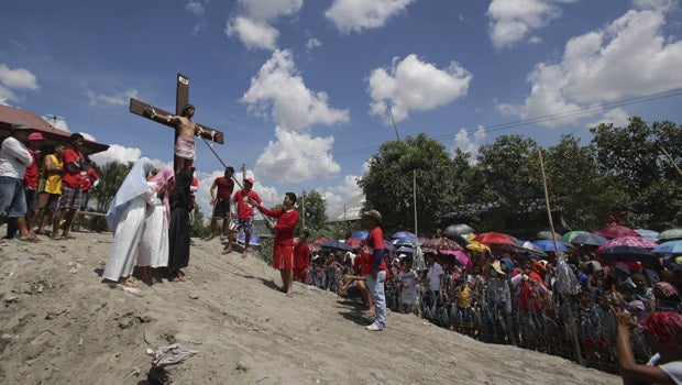 Filipinos re-enact bloody crucifixion of Christ - CBS News