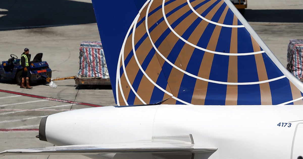 "Knee Defender" leads to fight on plane - CBS News