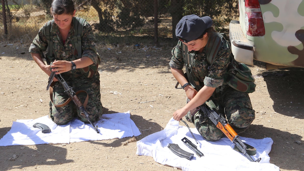 Kurdish women take fight to ISIS in northern Syria - CBS News