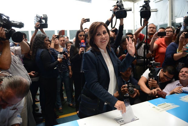 TV comic Jimmy Morales wins Guatemala presidential runoff - CBS News