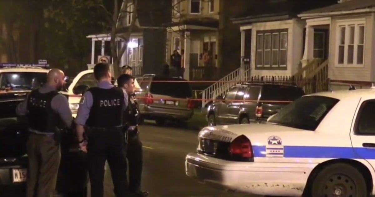 Triple murder suspect barricaded in Chicago home - CBS News