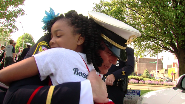 8-year-old girl on a mission to hug police officers all across the U.S ...